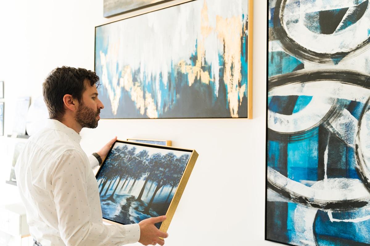 ¿Cómo decorar oficina con cuadros? Arte que inspira productividad